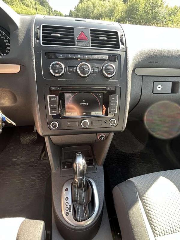White Volkswagen cross-touran 2014 in Vilnius, with an engine capacity of 1.97 L and mileage of 285 thousand km for 5400 €, photo 8 on AUTOMOTO.COM.LV