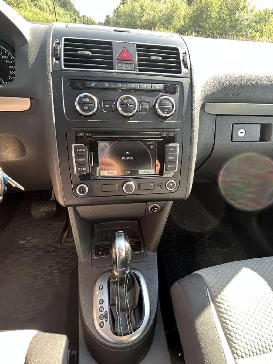 White Volkswagen cross-touran 2014 in Vilnius, with an engine capacity of 1.97 L and mileage of 285 thousand km for 5400 €, photo 8 on AUTOMOTO.COM.LV