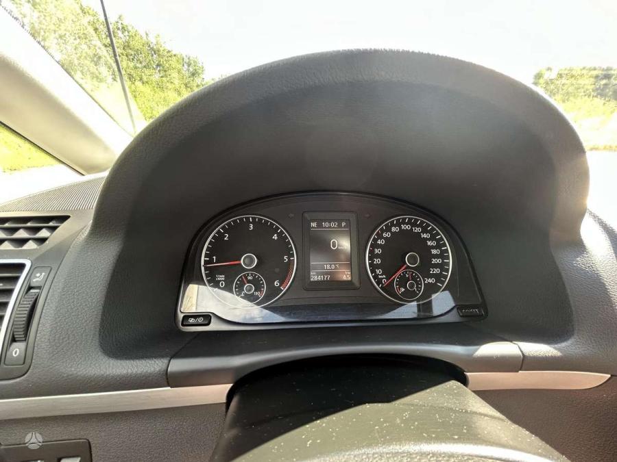 White Volkswagen cross-touran 2014 in Vilnius, with an engine capacity of 1.97 L and mileage of 285 thousand km for 5400 €, photo 9 on AUTOMOTO.COM.LV