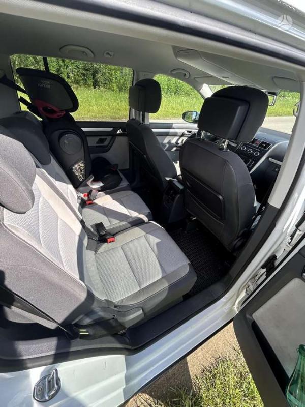 White Volkswagen cross-touran 2014 in Vilnius, with an engine capacity of 1.97 L and mileage of 285 thousand km for 5400 €, photo 10 on AUTOMOTO.COM.LV