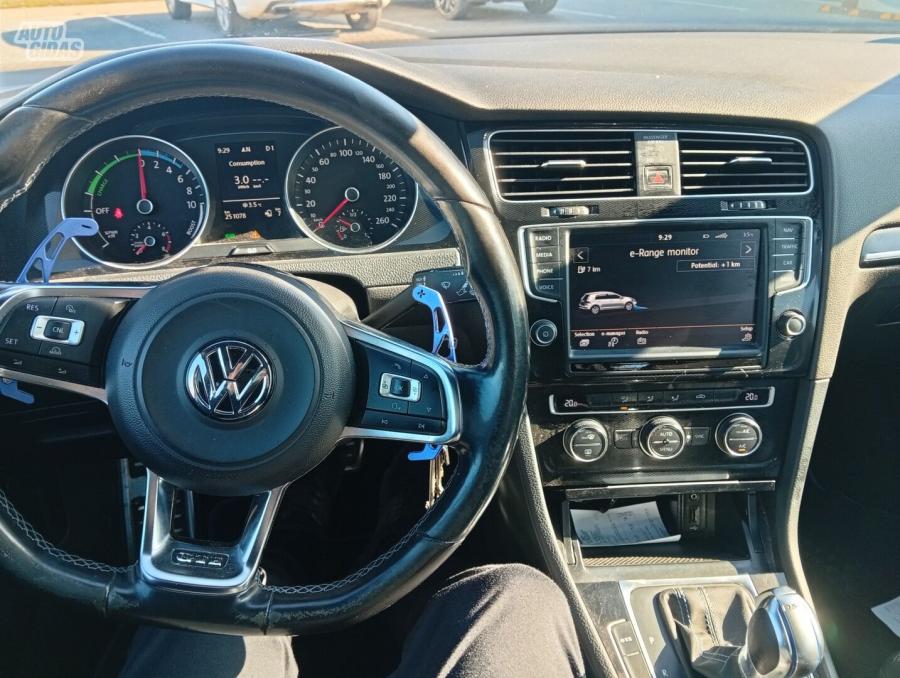 Grey Volkswagen e-Golf 2015 in Marijampole, with an engine capacity of 1.40 L and mileage of 251 thousand km for 9000 €, photo 5 on AUTOMOTO.COM.LV