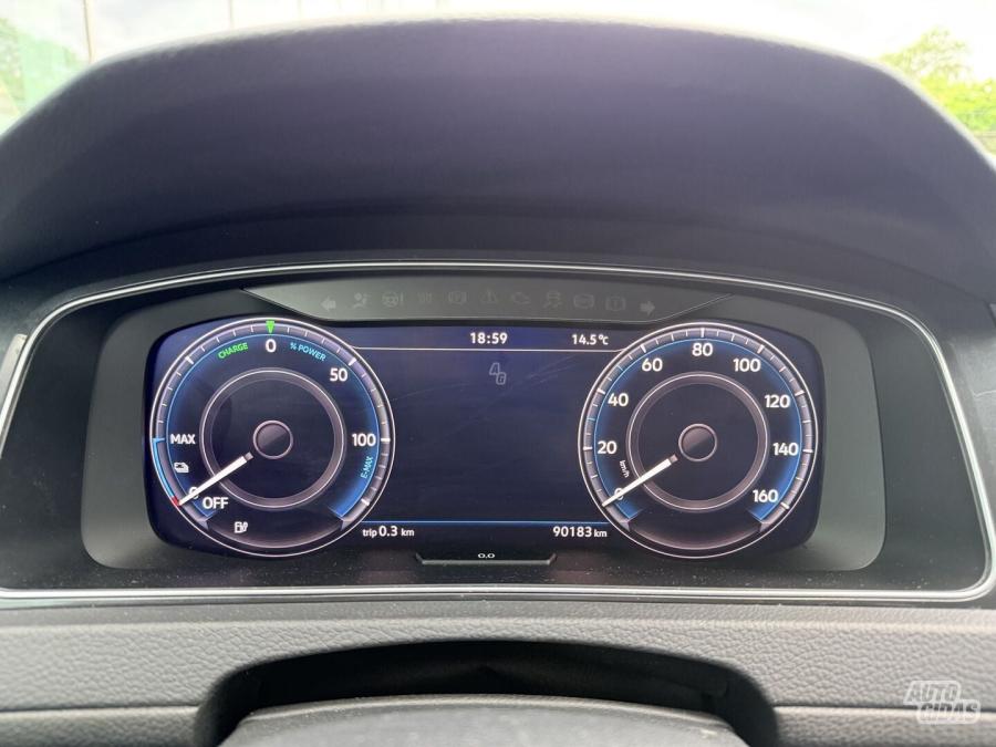 Pelēks Volkswagen e-Golf 2018 Viļņa, ar dzinēja tilpumu 0.00 L un nobraukumu 90 tūkst. km par 10999 €, foto 16 vietnē AUTOMOTO.COM.LV