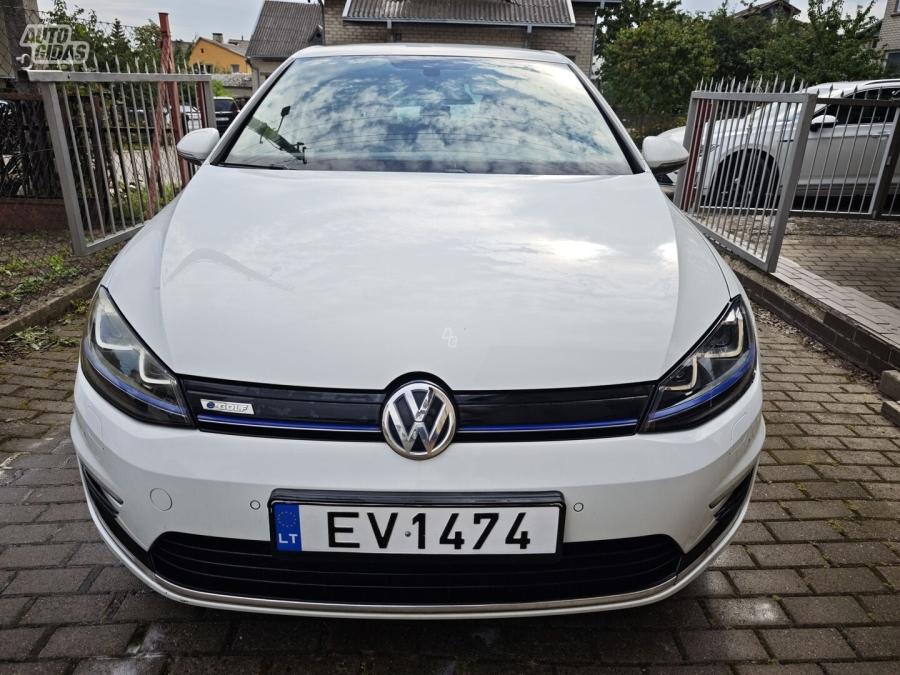 White Volkswagen e-Golf 2015 in Kaunas, with an engine capacity of 0.00 L and mileage of 104 thousand km for 7950 €, photo 4 on AUTOMOTO.COM.LV