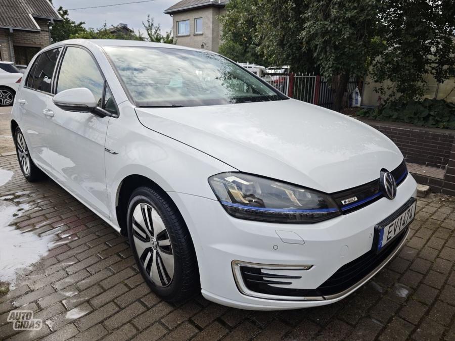White Volkswagen e-Golf 2015 in Kaunas, with an engine capacity of 0.00 L and mileage of 104 thousand km for 7950 €, photo 5 on AUTOMOTO.COM.LV