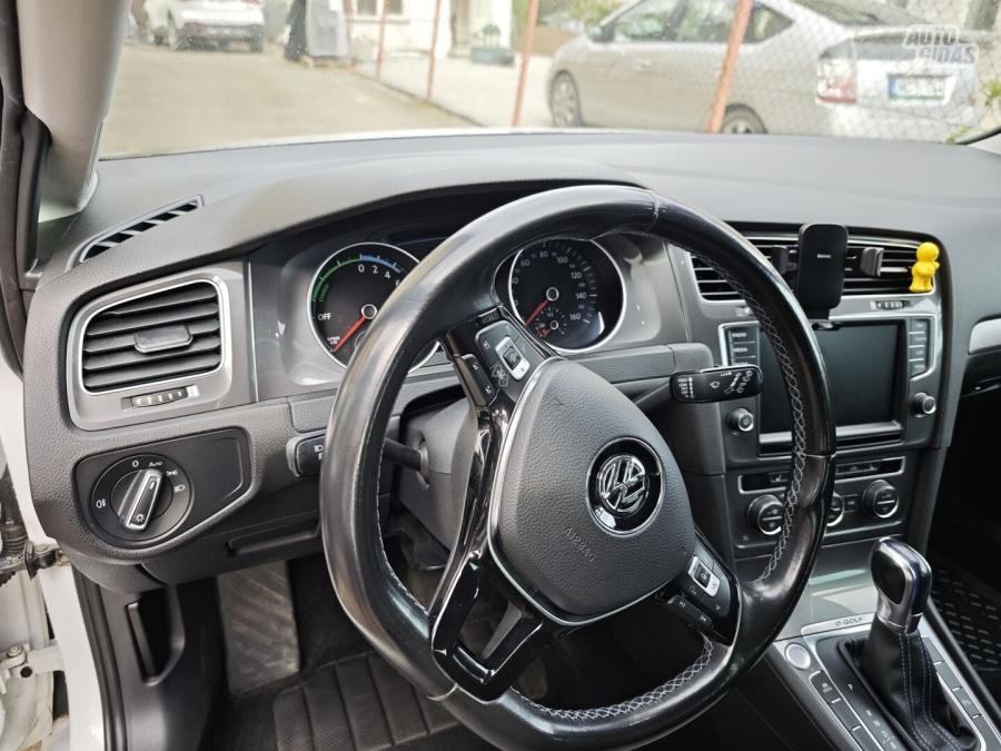 White Volkswagen e-Golf 2015 in Kaunas, with an engine capacity of 0.00 L and mileage of 104 thousand km for 7950 €, photo 8 on AUTOMOTO.COM.LV