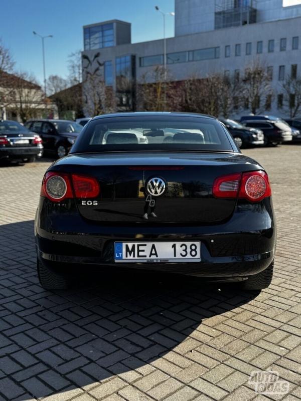 Melns Volkswagen Eos 2006 Marijampole, ar dzinēja tilpumu 2.00 L un nobraukumu 305 tūkst. km par 3900 €, foto 4 vietnē AUTOMOTO.COM.LV