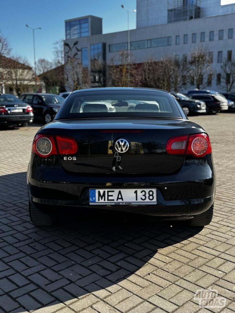 Melns Volkswagen Eos 2006 Marijampole, ar dzinēja tilpumu 2.00 L un nobraukumu 305 tūkst. km par 3900 €, foto 5 vietnē AUTOMOTO.COM.LV