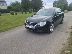 Melns Volkswagen Eos 2007 Kauņa, ar dzinēja tilpumu 2.00 L un nobraukumu 216 tūkst. km par 3500 €, foto  vietnē AUTOMOTO.COM.LV