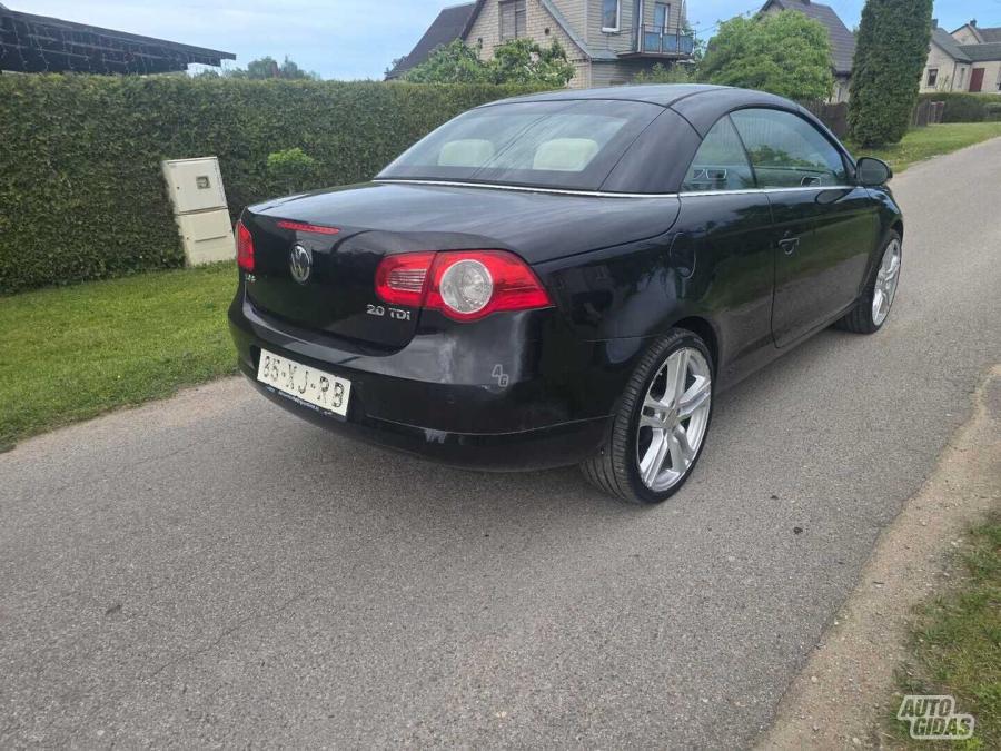 Melns Volkswagen Eos 2007 Kauņa, ar dzinēja tilpumu 2.00 L un nobraukumu 216 tūkst. km par 3500 €, foto 4 vietnē AUTOMOTO.COM.LV