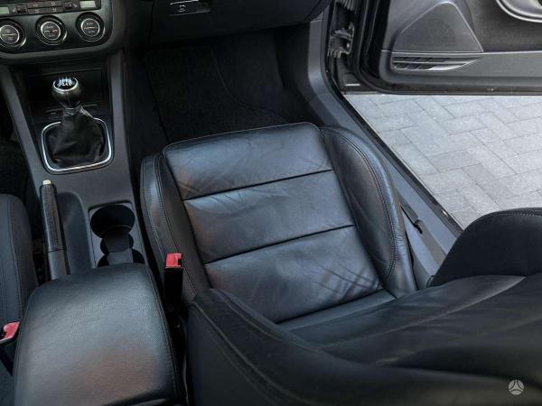 Melns Volkswagen Eos 2007 Panevēža, ar dzinēja tilpumu 1.98 L un nobraukumu 175 tūkst. km par 2999 €, foto 8 vietnē AUTOMOTO.COM.LV