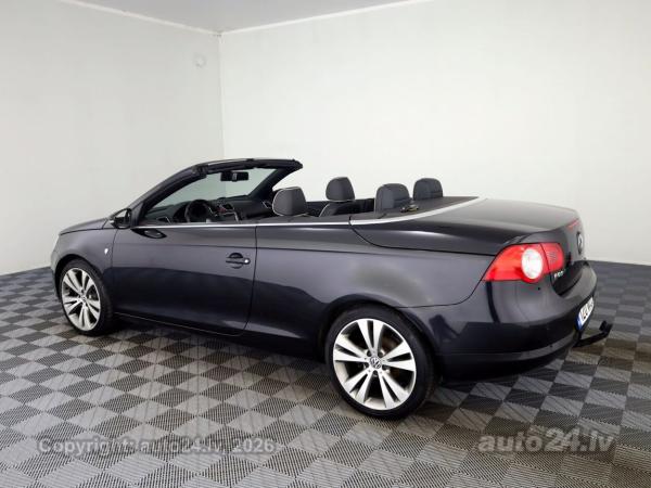 Melns Volkswagen Eos 2008 Tallina, ar dzinēja tilpumu 2.00 L un nobraukumu 202 tūkst. km par 4299 €, foto 4 vietnē AUTOMOTO.COM.LV