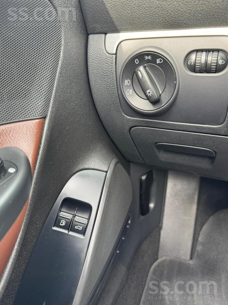 Melns Volkswagen Eos 2008 Rīga, ar dzinēja tilpumu 1.40 L un nobraukumu 256 tūkst. km par 3999 €, foto 11 vietnē AUTOMOTO.COM.LV