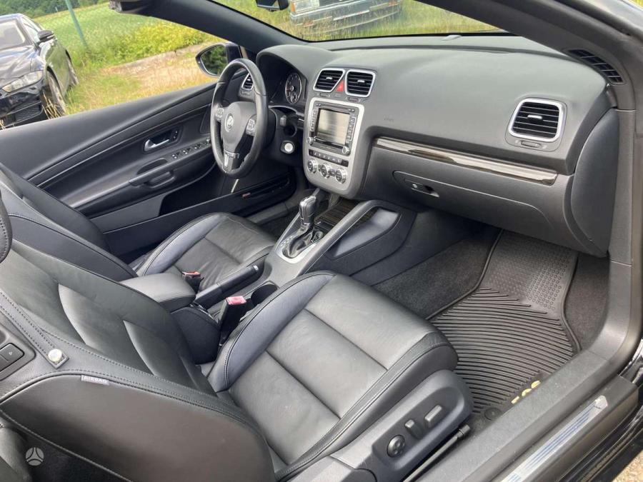 Black Volkswagen Eos 2013 in Prienai, with an engine capacity of 1.98 L and mileage of 105 thousand km for 8555 €, photo 14 on AUTOMOTO.COM.LV