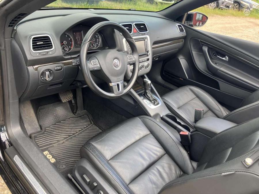 Black Volkswagen Eos 2013 in Prienai, with an engine capacity of 1.98 L and mileage of 105 thousand km for 8555 €, photo 16 on AUTOMOTO.COM.LV