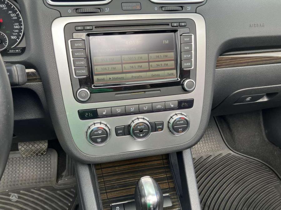 Black Volkswagen Eos 2013 in Prienai, with an engine capacity of 1.98 L and mileage of 105 thousand km for 8555 €, photo 18 on AUTOMOTO.COM.LV