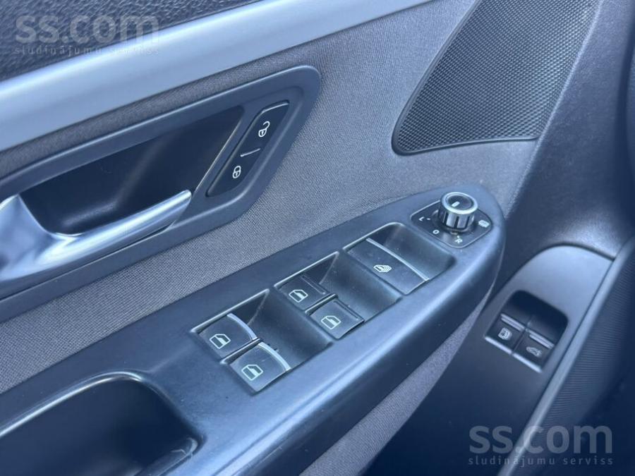Brown Volkswagen Eos 2011 in Jelgava, with an engine capacity of 2.00 L and mileage of 200 thousand km for 6800 €, photo 13 on AUTOMOTO.COM.LV