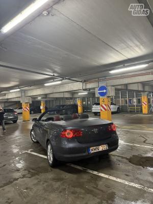 Pelēks Volkswagen Eos 2006 Panevēža, ar dzinēja tilpumu 2.00 L un nobraukumu 190 tūkst. km par 2800 €, foto 12 vietnē AUTOMOTO.COM.LV