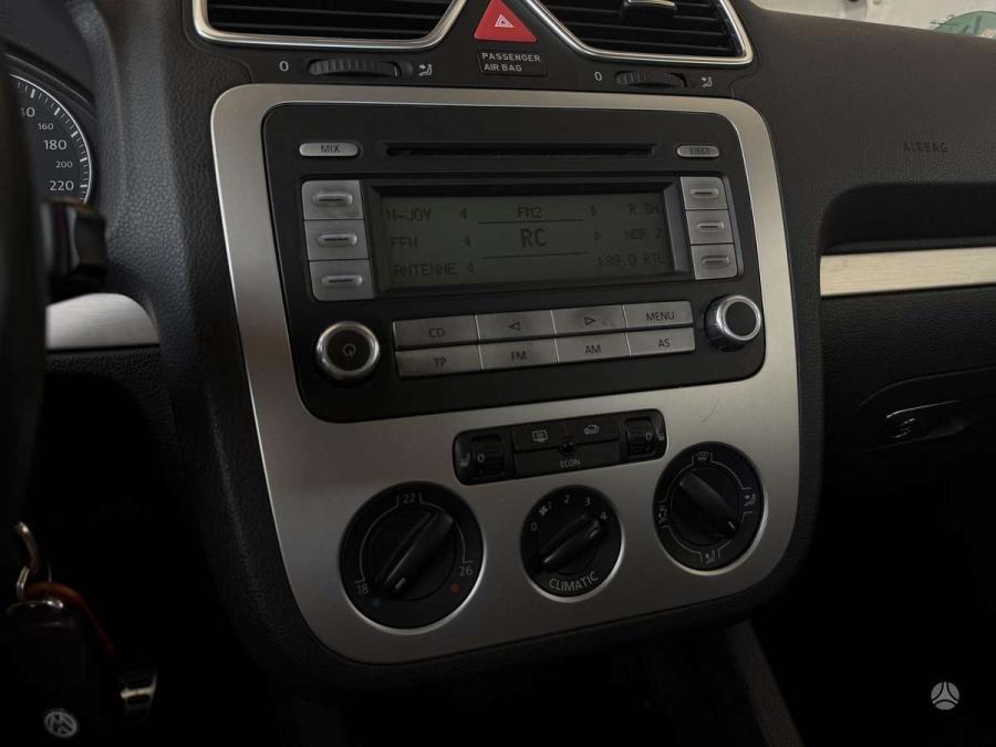 Pelēks Volkswagen Eos 2006 Kretinga, ar dzinēja tilpumu 1.60 L un nobraukumu 160 tūkst. km par 3150 €, foto 21 vietnē AUTOMOTO.COM.LV