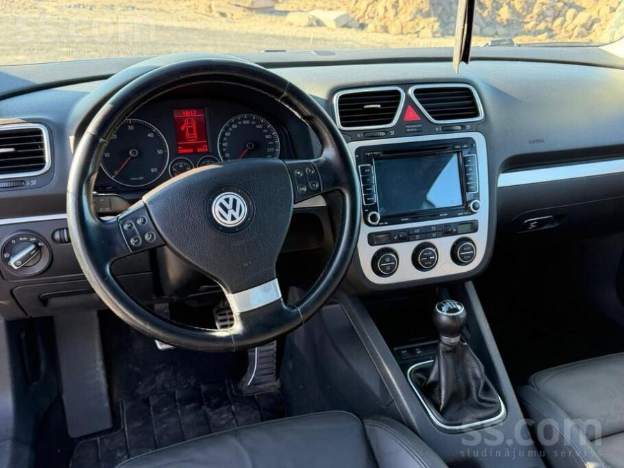 Pelēks Volkswagen Eos 2007 Jelgava, ar dzinēja tilpumu 2.00 L un nobraukumu 298 tūkst. km par 2700 €, foto 11 vietnē AUTOMOTO.COM.LV