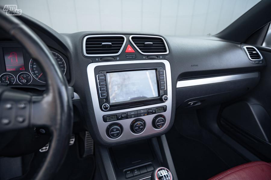 Pelēks Volkswagen Eos 2008 Klaipėda, ar dzinēja tilpumu 2.00 L un nobraukumu 303 tūkst. km par 3400 €, foto 30 vietnē AUTOMOTO.COM.LV