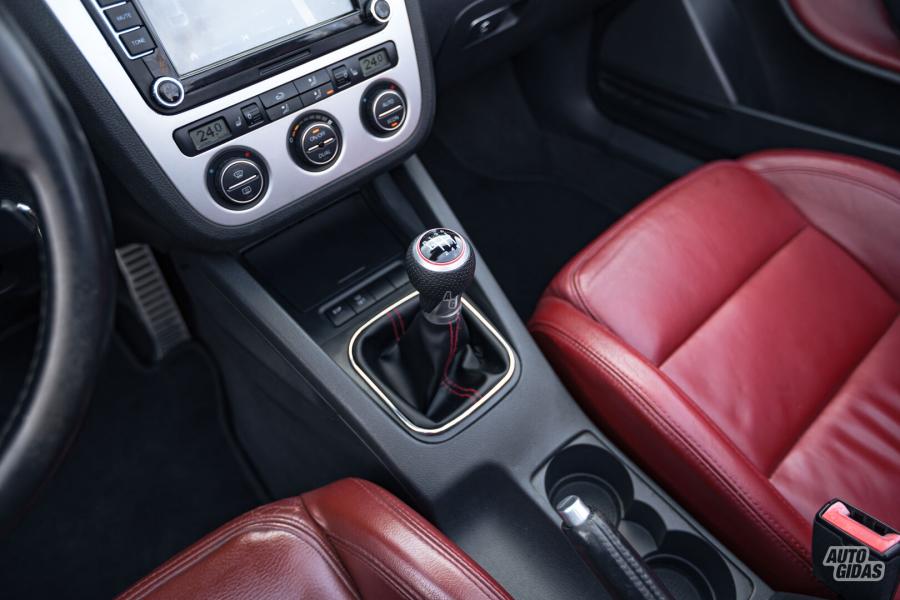 Pelēks Volkswagen Eos 2008 Klaipėda, ar dzinēja tilpumu 2.00 L un nobraukumu 303 tūkst. km par 3400 €, foto 31 vietnē AUTOMOTO.COM.LV