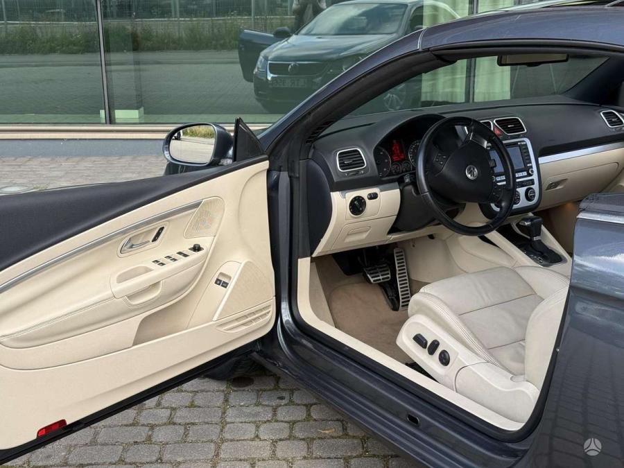 Pelēks Volkswagen Eos 2008 Klaipėda, ar dzinēja tilpumu 1.97 L un nobraukumu 186 tūkst. km par 3900 €, foto 3 vietnē AUTOMOTO.COM.LV