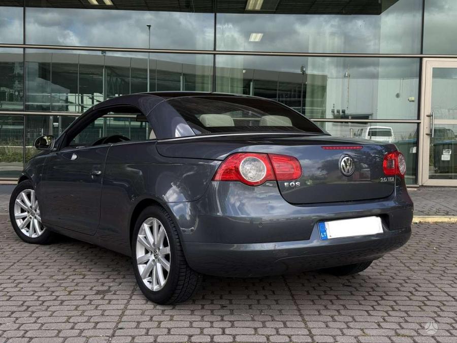 Pelēks Volkswagen Eos 2008 Klaipėda, ar dzinēja tilpumu 1.97 L un nobraukumu 186 tūkst. km par 3900 €, foto 23 vietnē AUTOMOTO.COM.LV