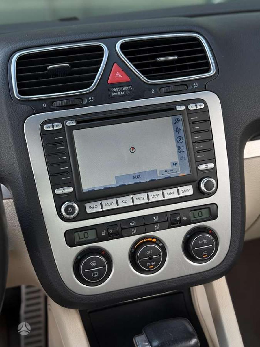 Pelēks Volkswagen Eos 2008 Klaipėda, ar dzinēja tilpumu 1.97 L un nobraukumu 186 tūkst. km par 3900 €, foto 33 vietnē AUTOMOTO.COM.LV