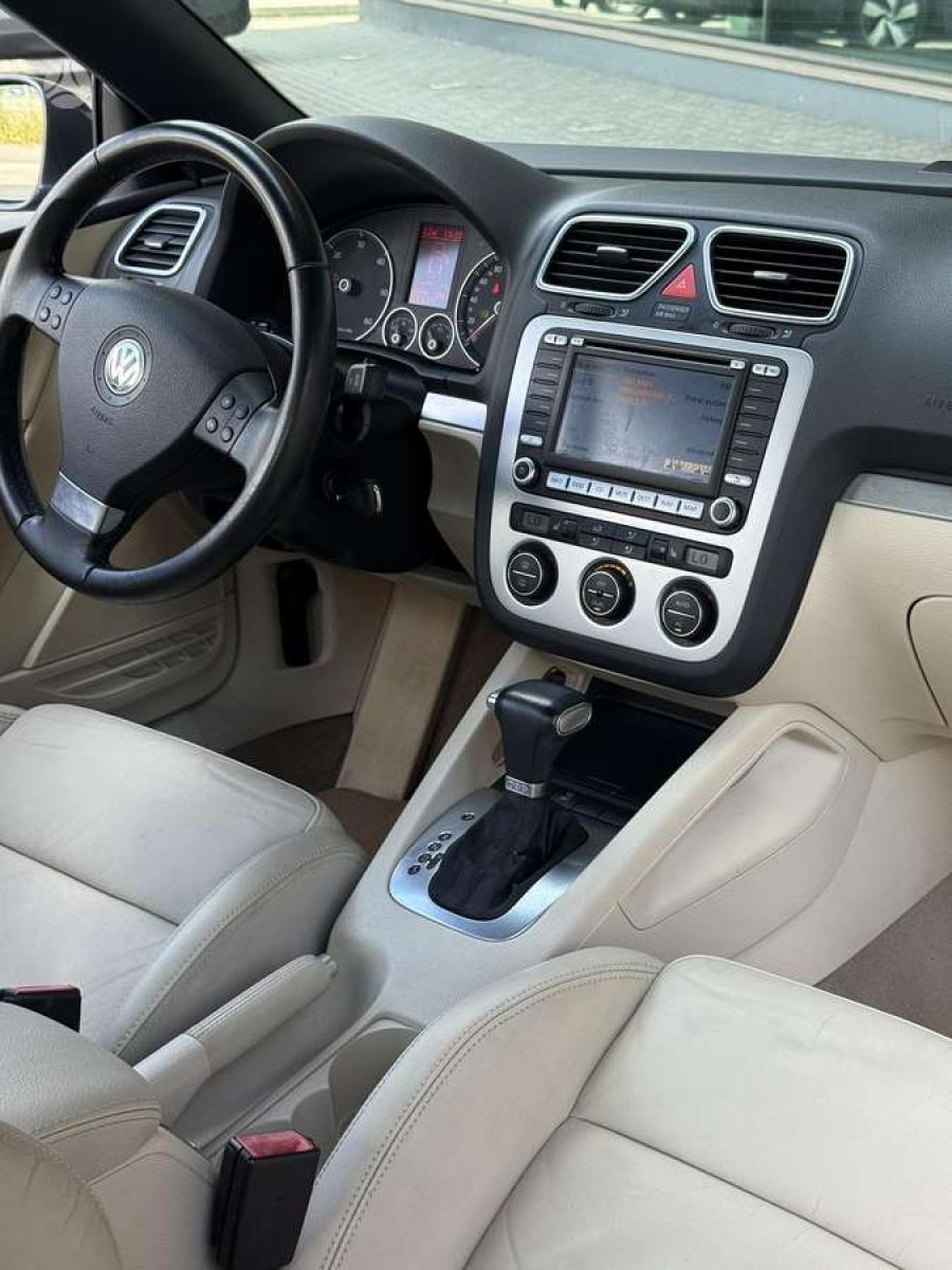 Pelēks Volkswagen Eos 2008 Klaipėda, ar dzinēja tilpumu 1.97 L un nobraukumu 186 tūkst. km par 3900 €, foto 39 vietnē AUTOMOTO.COM.LV
