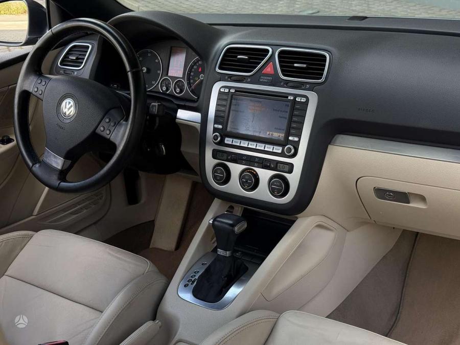 Pelēks Volkswagen Eos 2008 Klaipėda, ar dzinēja tilpumu 1.97 L un nobraukumu 186 tūkst. km par 3900 €, foto 40 vietnē AUTOMOTO.COM.LV