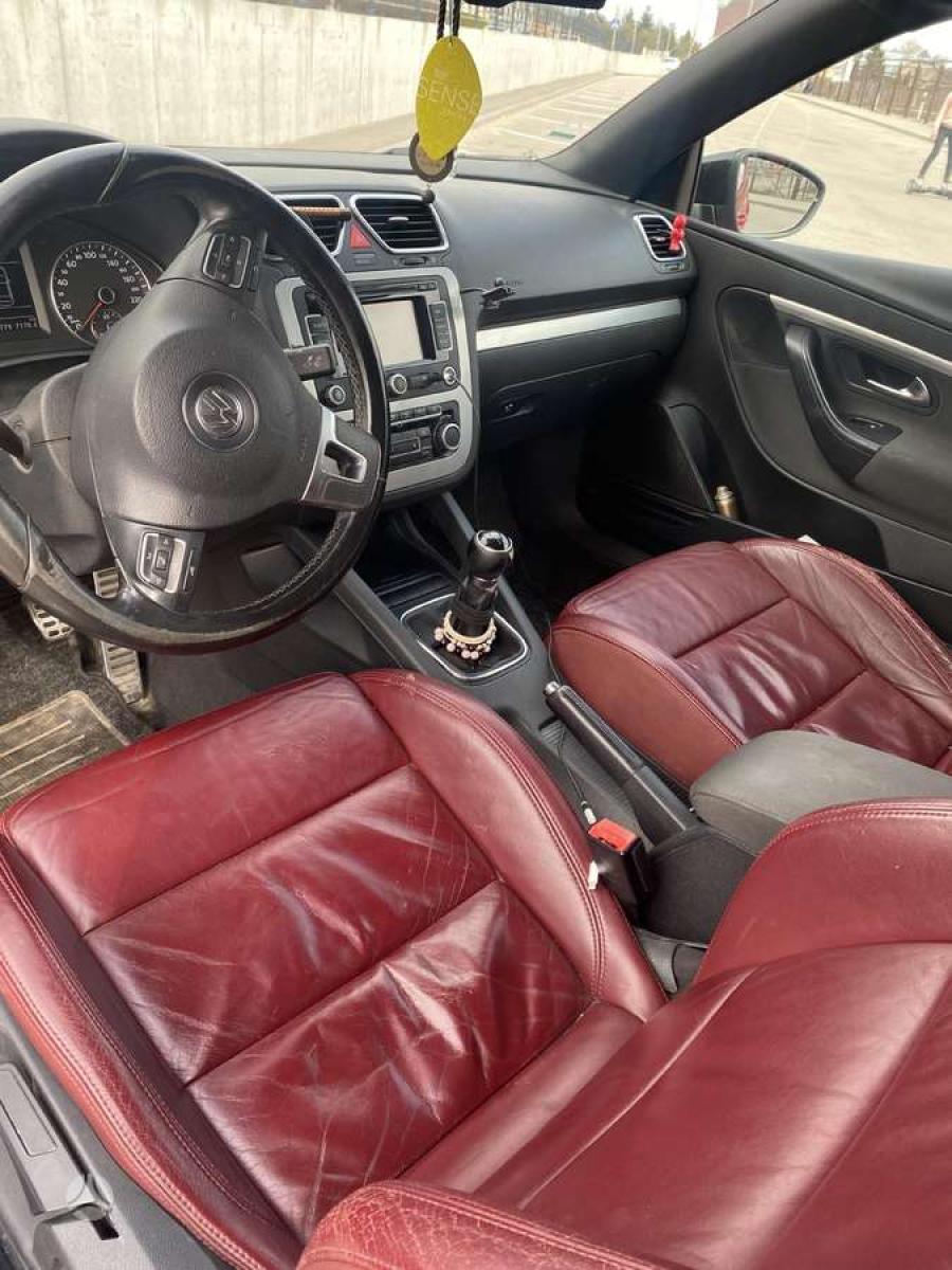 Red Volkswagen Eos 2011 in Klaipeda, with an engine capacity of 2.00 L and mileage of 328 thousand km for 2850 €, photo 7 on AUTOMOTO.COM.LV