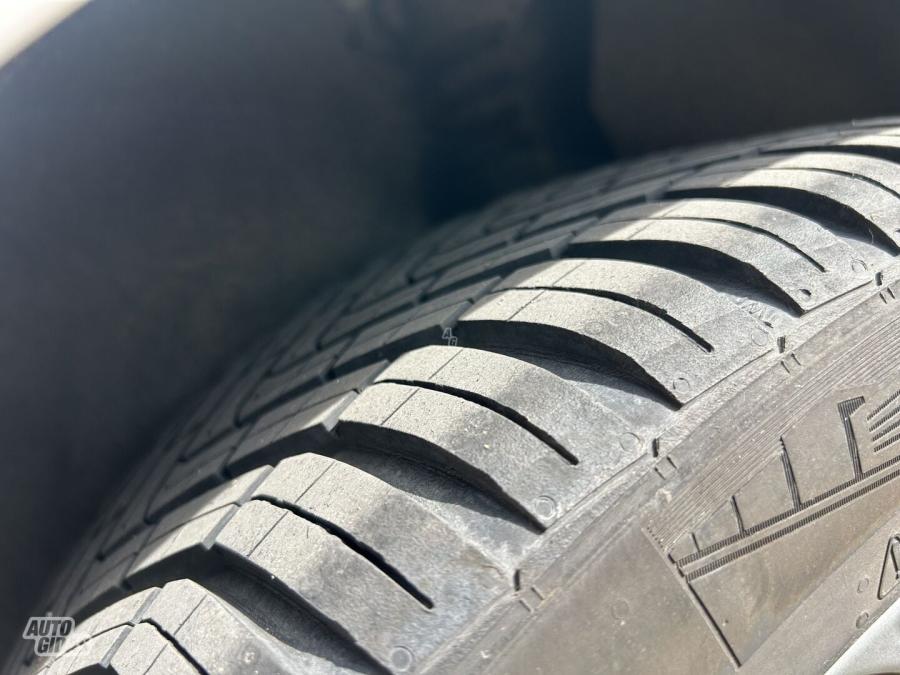 White Volkswagen Eos 2009 in Vilnius, with an engine capacity of 2.00 L and mileage of 220 thousand km for 3750 €, photo 18 on AUTOMOTO.COM.LV