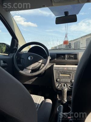 Melns Volkswagen Fox 2007 Madona, ar dzinēja tilpumu 1.20 L un nobraukumu 96 tūkst. km par 2130 €, foto 14 vietnē AUTOMOTO.COM.LV
