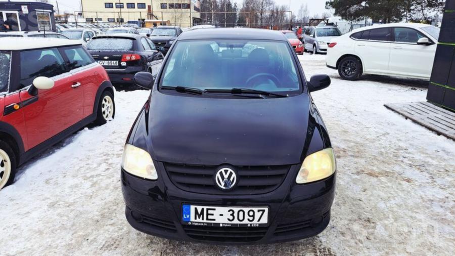 Black Volkswagen Fox 2010 in Riga, with an engine capacity of 1.20 L and mileage of 177 thousand km for 1600 €, photo 5 on AUTOMOTO.COM.LV