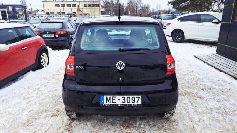 Black Volkswagen Fox 2010 in Riga, with an engine capacity of 1.20 L and mileage of 177 thousand km for 1600 €, photo 6 on AUTOMOTO.COM.LV