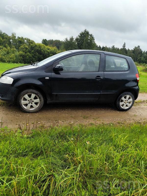 Black Volkswagen Fox 2005 in Valka, with an engine capacity of 1.20 L and mileage of 179 thousand km for 1500 €, photo 3 on AUTOMOTO.COM.LV