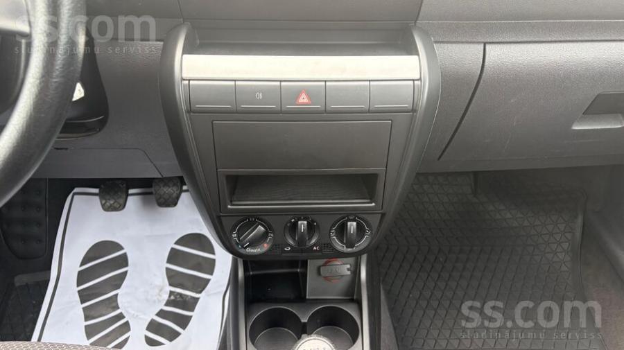 Pelēks Volkswagen Fox 2006 Liepāja, ar dzinēja tilpumu 1.20 L un nobraukumu 99 tūkst. km par 2250 €, foto 13 vietnē AUTOMOTO.COM.LV