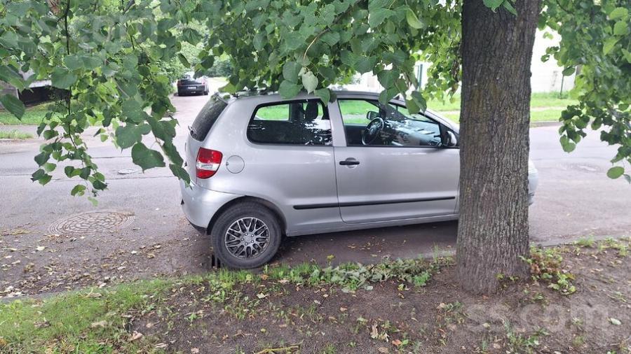 Pelēks Volkswagen Fox 2006 Rīga, ar dzinēja tilpumu 1.20 L un nobraukumu 230 tūkst. km par 1250 €, foto 5 vietnē AUTOMOTO.COM.LV