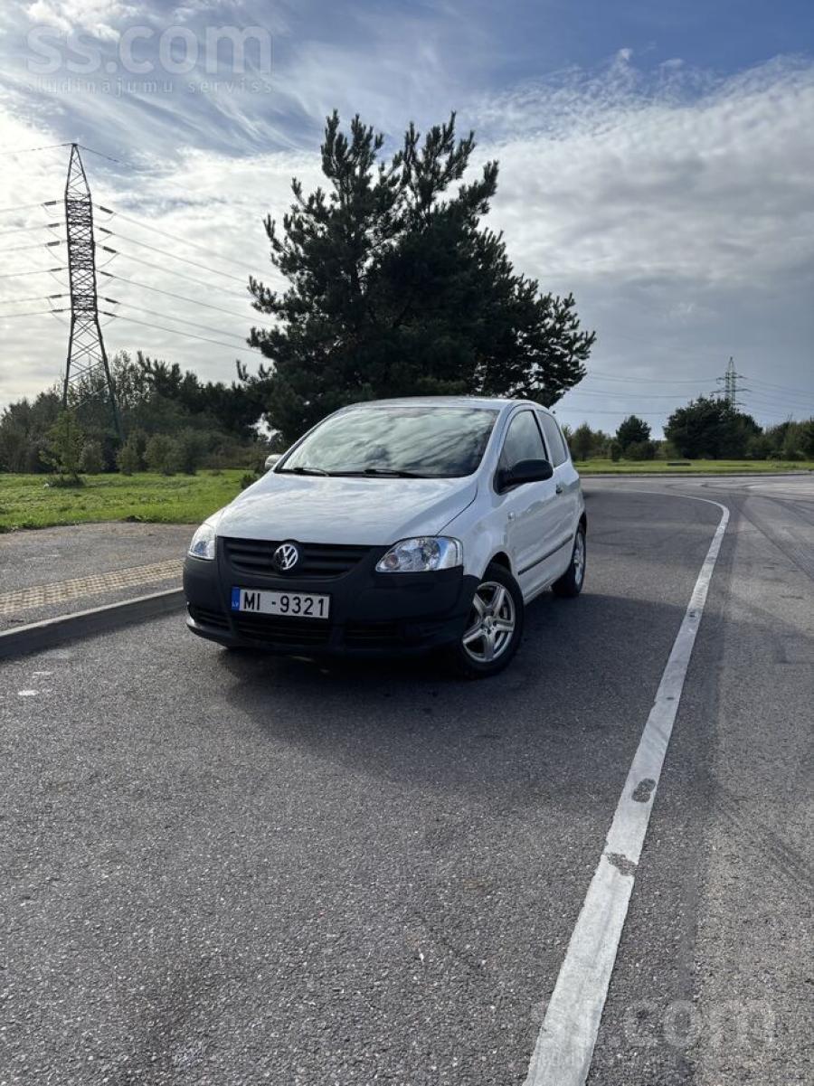 White Volkswagen Fox 2009 in Riga, with an engine capacity of 1.40 L and mileage of 267 thousand km for 1600 €, photo 1 on AUTOMOTO.COM.LV