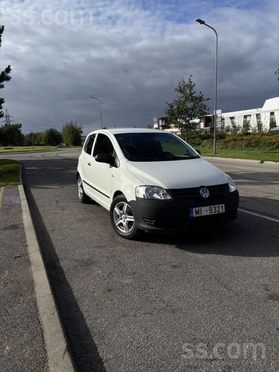 White Volkswagen Fox 2009 in Riga, with an engine capacity of 1.40 L and mileage of 267 thousand km for 1600 €, photo 3 on AUTOMOTO.COM.LV