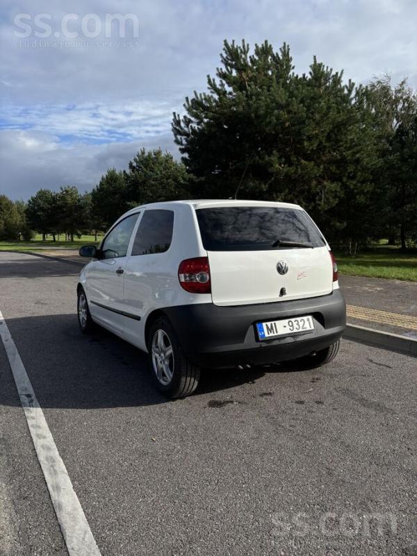 White Volkswagen Fox 2009 in Riga, with an engine capacity of 1.40 L and mileage of 267 thousand km for 1600 €, photo 4 on AUTOMOTO.COM.LV