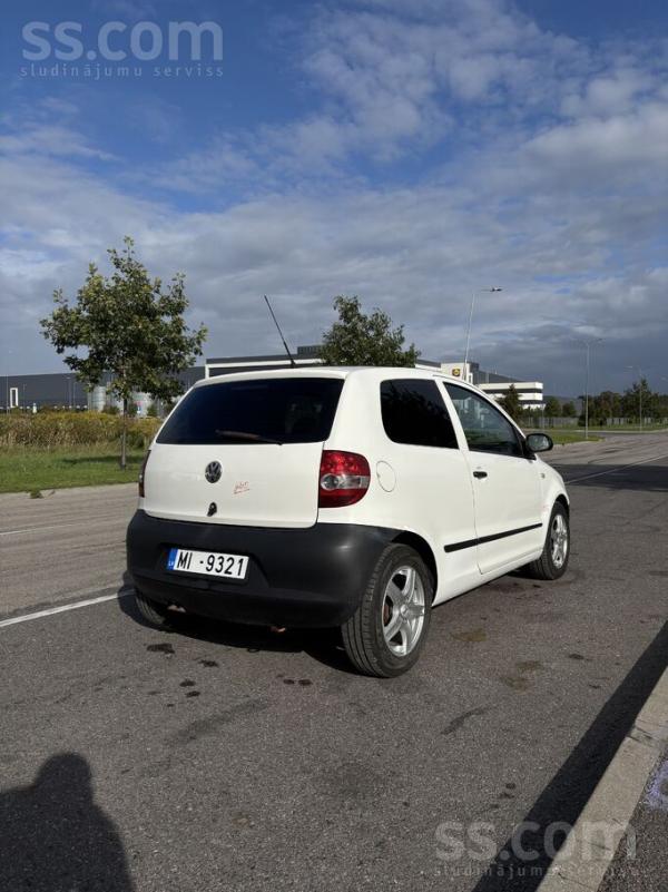 White Volkswagen Fox 2009 in Riga, with an engine capacity of 1.40 L and mileage of 267 thousand km for 1600 €, photo 5 on AUTOMOTO.COM.LV