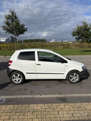 White Volkswagen Fox 2009 in Riga, with an engine capacity of 1.40 L and mileage of 267 thousand km for 1600 €, photo 6 on AUTOMOTO.COM.LV
