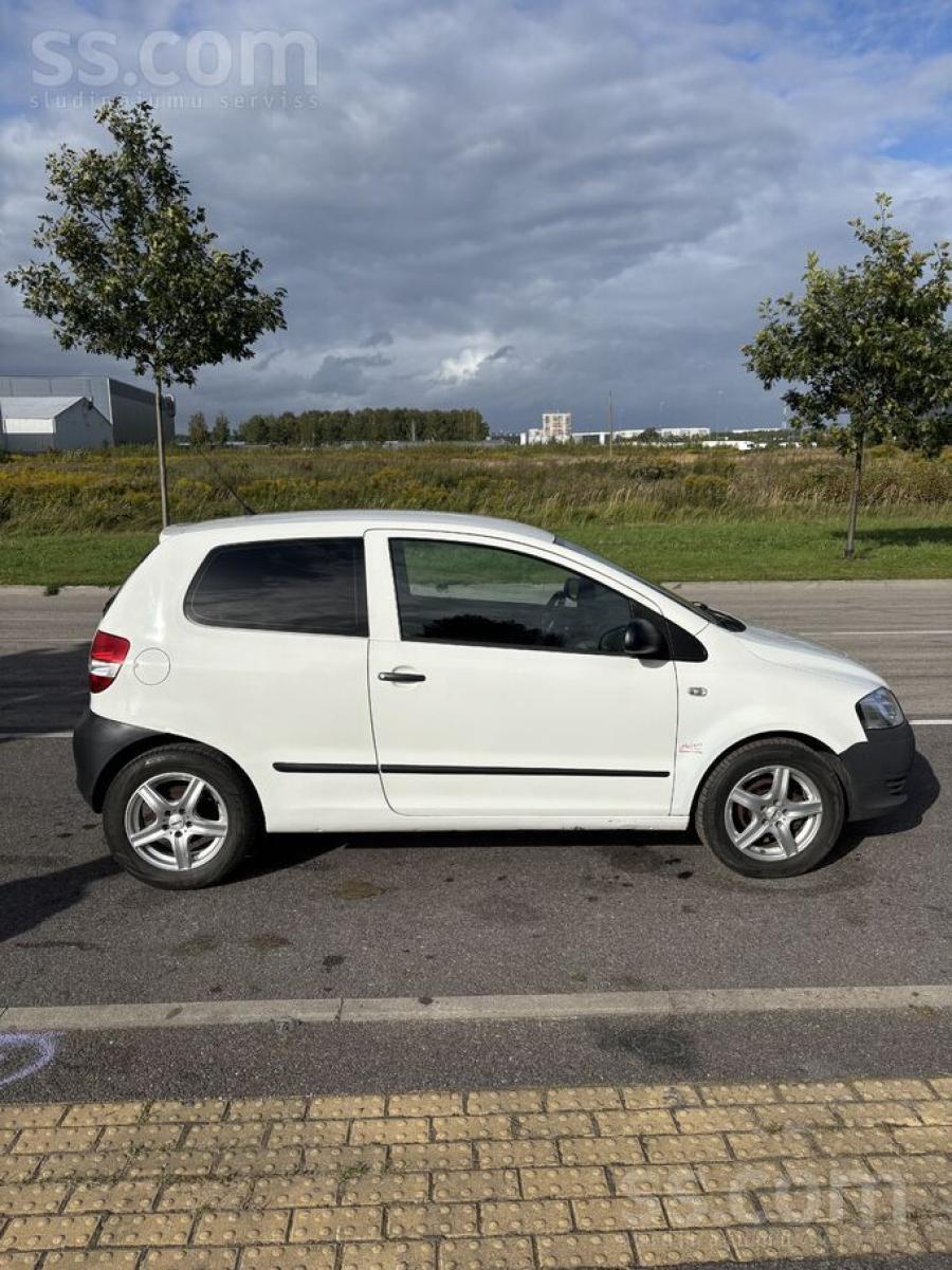 White Volkswagen Fox 2009 in Riga, with an engine capacity of 1.40 L and mileage of 267 thousand km for 1600 €, photo 6 on AUTOMOTO.COM.LV