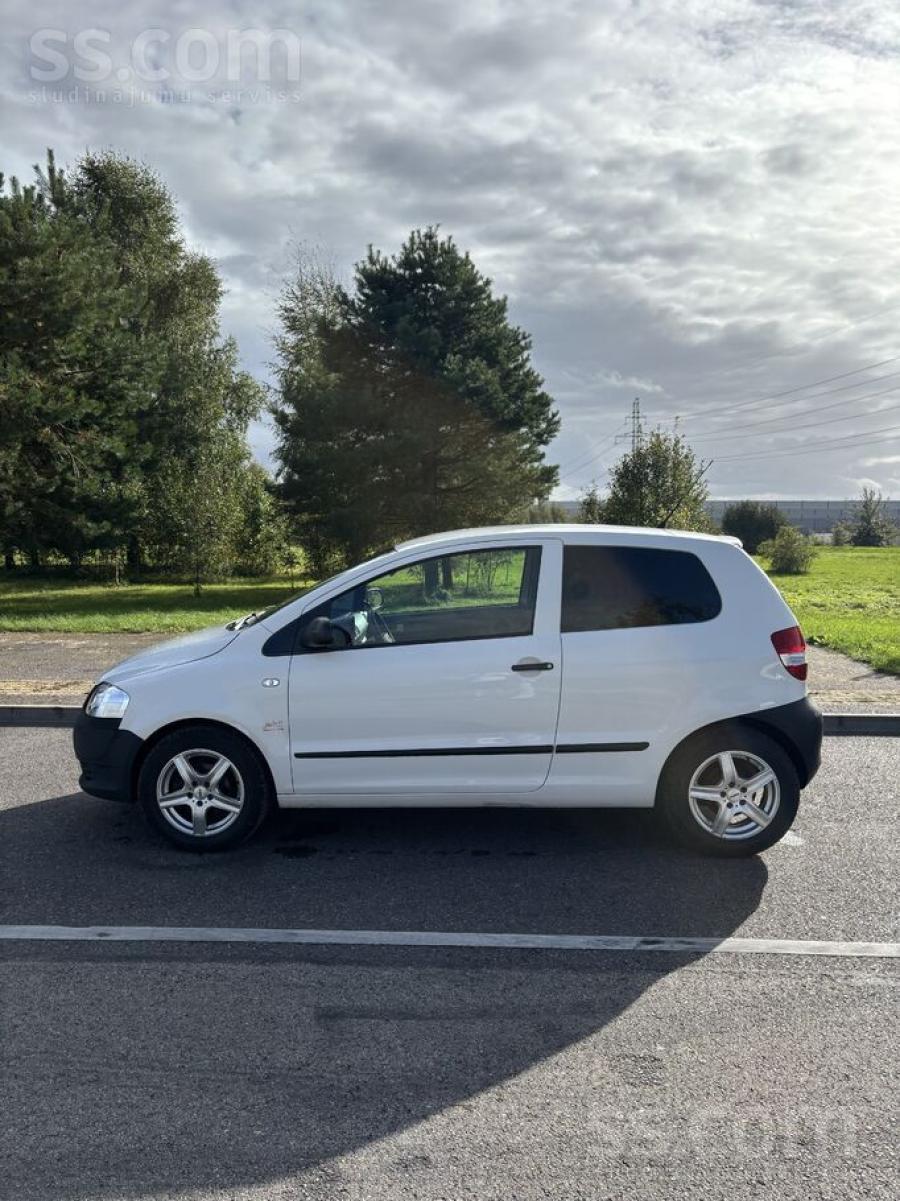 White Volkswagen Fox 2009 in Riga, with an engine capacity of 1.40 L and mileage of 267 thousand km for 1600 €, photo 7 on AUTOMOTO.COM.LV