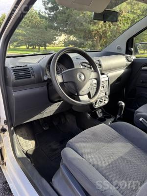 White Volkswagen Fox 2009 in Riga, with an engine capacity of 1.40 L and mileage of 267 thousand km for 1600 €, photo 8 on AUTOMOTO.COM.LV