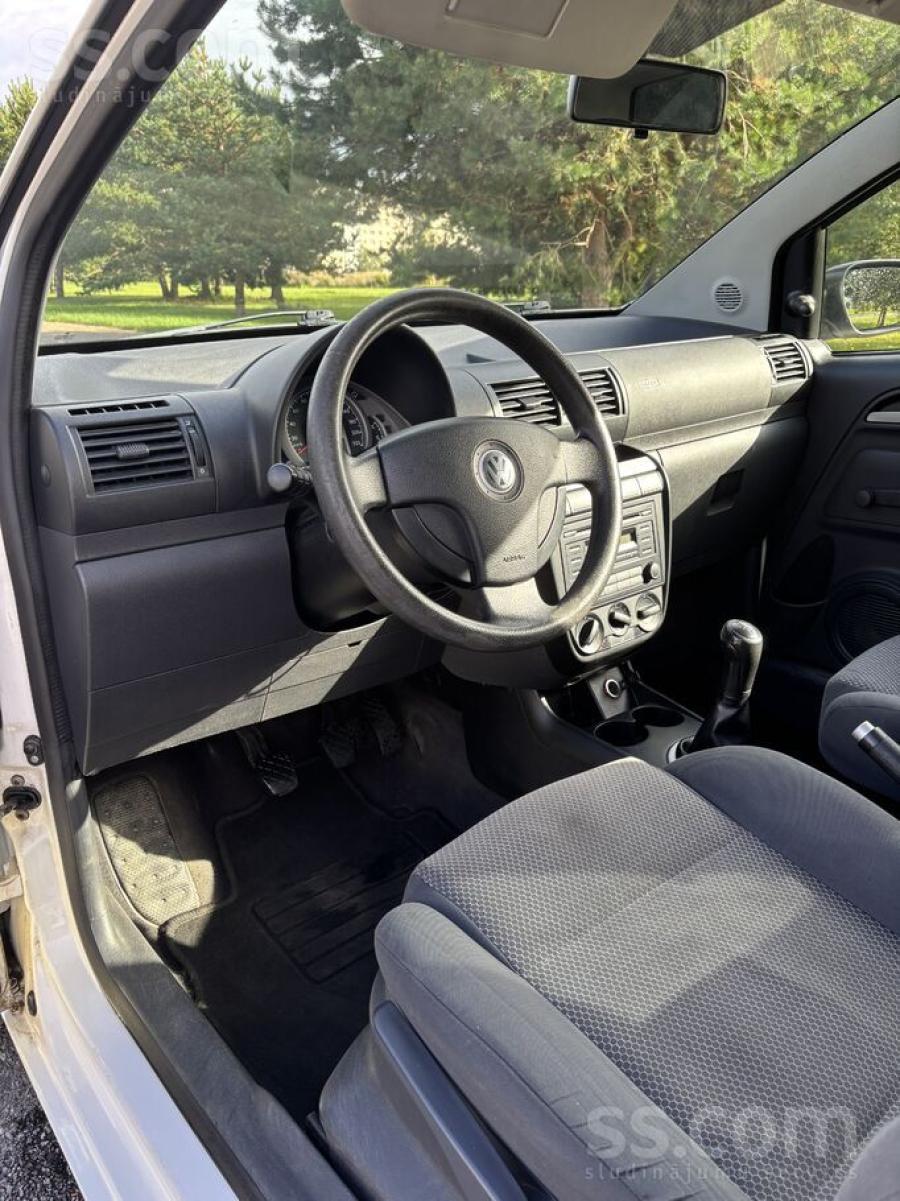White Volkswagen Fox 2009 in Riga, with an engine capacity of 1.40 L and mileage of 267 thousand km for 1600 €, photo 8 on AUTOMOTO.COM.LV