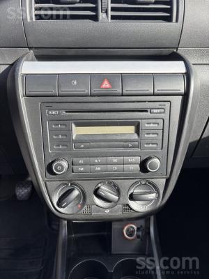 White Volkswagen Fox 2009 in Riga, with an engine capacity of 1.40 L and mileage of 267 thousand km for 1600 €, photo 11 on AUTOMOTO.COM.LV
