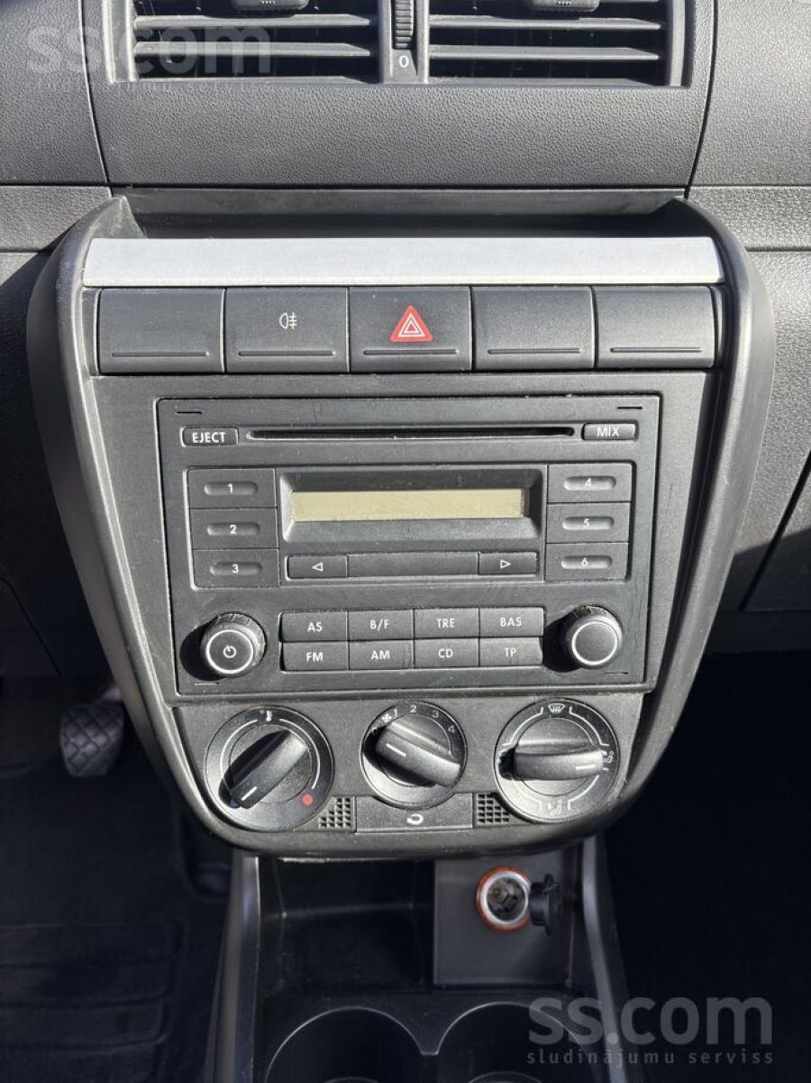 White Volkswagen Fox 2009 in Riga, with an engine capacity of 1.40 L and mileage of 267 thousand km for 1600 €, photo 11 on AUTOMOTO.COM.LV