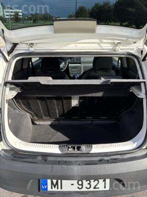 White Volkswagen Fox 2009 in Riga, with an engine capacity of 1.40 L and mileage of 267 thousand km for 1600 €, photo 13 on AUTOMOTO.COM.LV